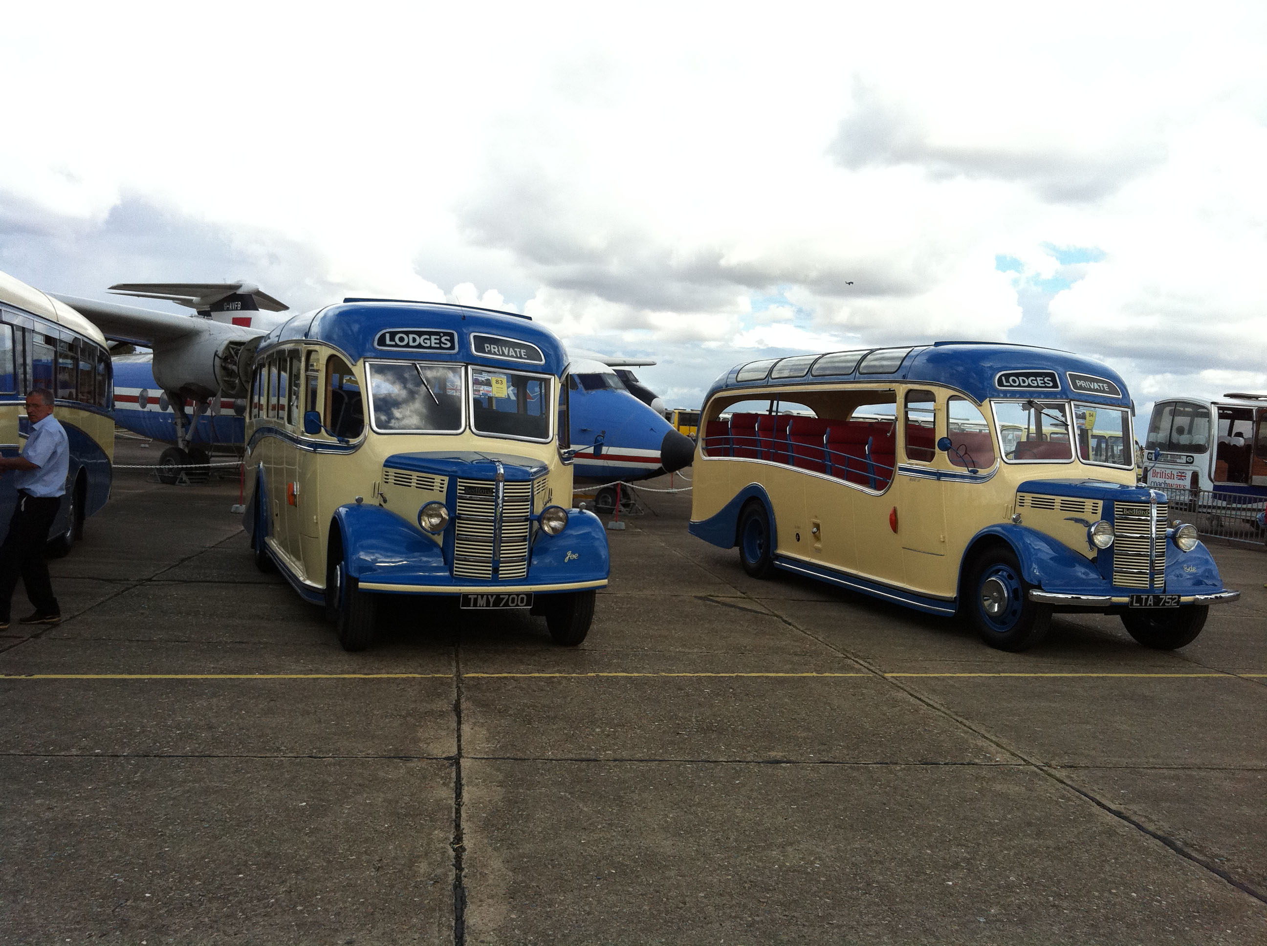 Lodge's Coaches | The SHOWBUS Bus Image Gallery | London & Home Counties